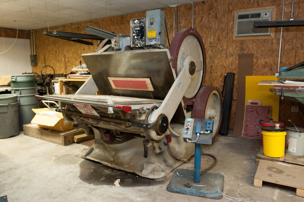 Lot #7: Thompson Press - Crank Action Cutting and Creasing Model 8-6 ...